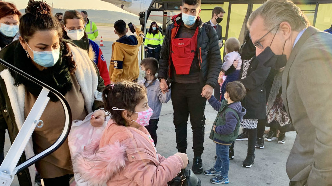 Aναχώρηση 106 αιτούντων διεθνούς προστασίας – οικογενειών με τα παιδιά ...