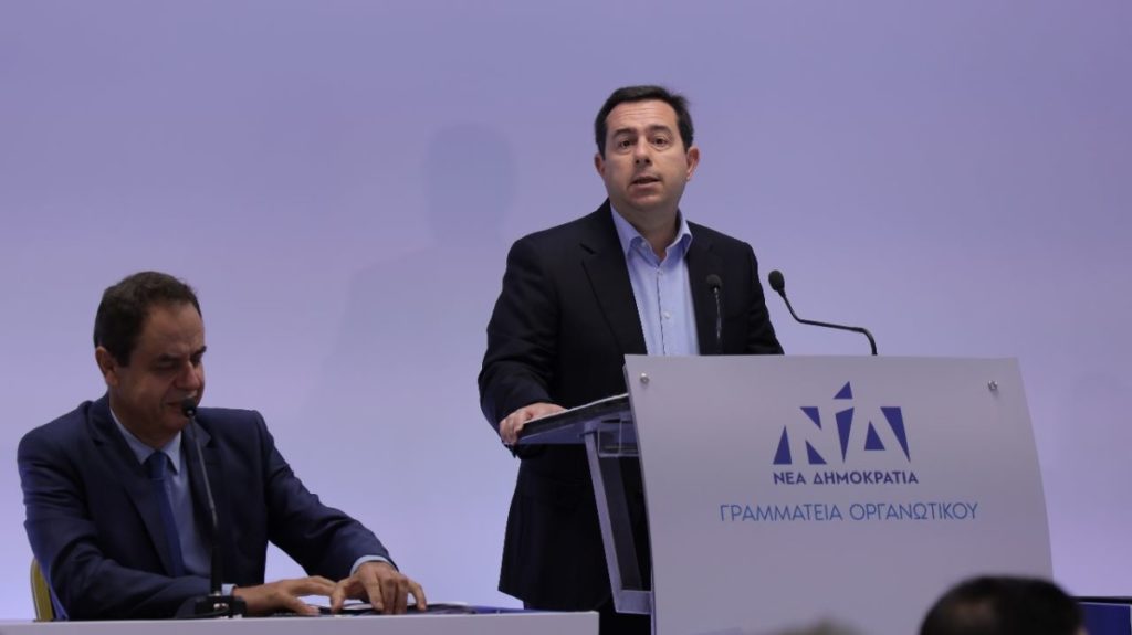 Ομιλία του υπουργού Μετανάστευσης και Ασύλου και βουλευτή Χίου με τη ...