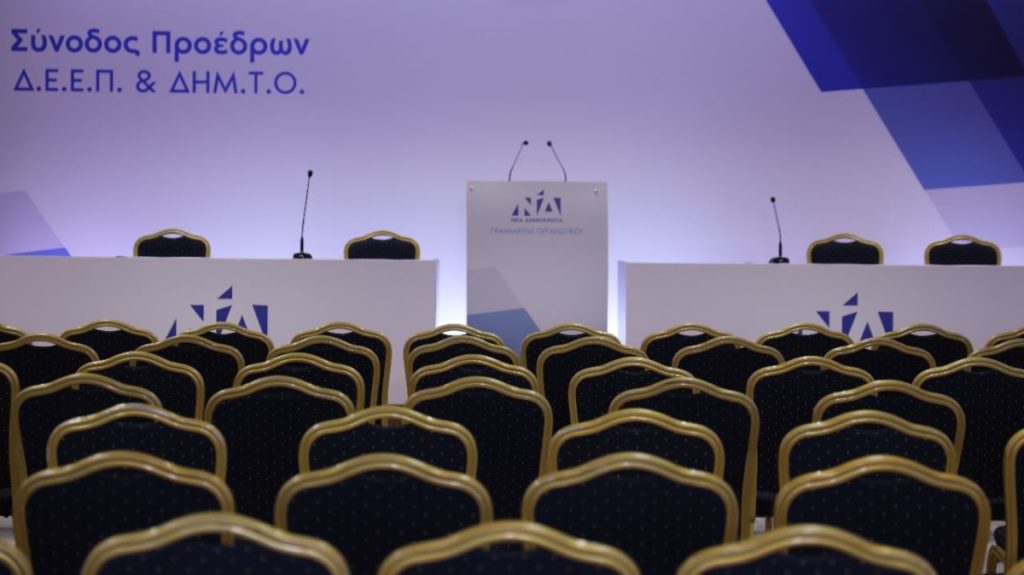 Ομιλία του υπουργού Μετανάστευσης και Ασύλου και βουλευτή Χίου με τη ...