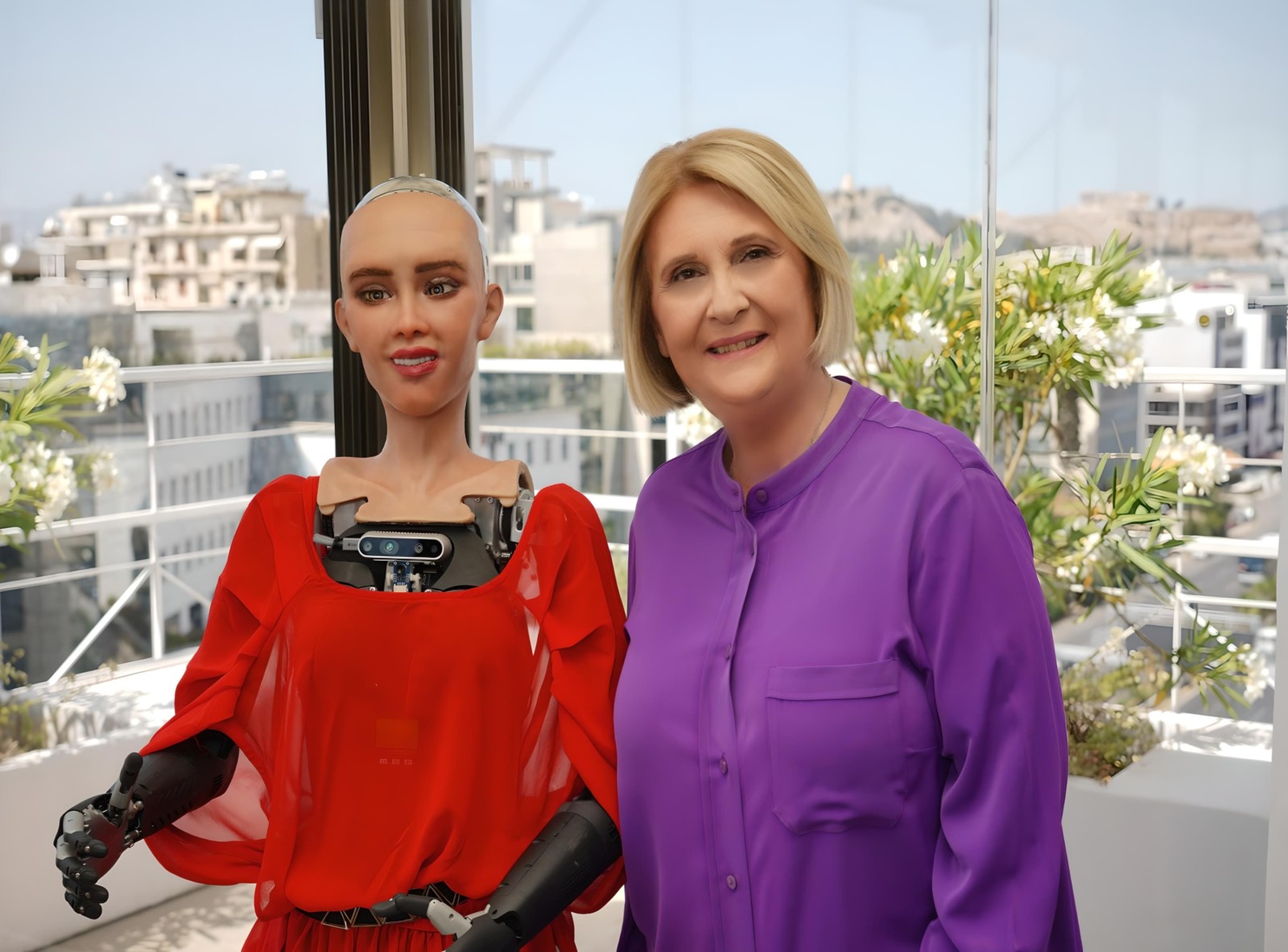 Το Ρομπότ Σοφία στο Περίπτερο του Υπουργείου Μετανάστευσης και Άσυλου ...